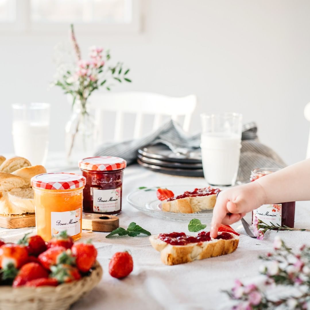 Un petit déjeuner idéal : café ou thé, croissant, confiture, miel